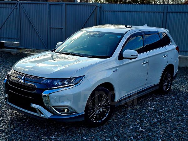Мицубиси Аутлендер 2018г. в Южно-Сахалинске, Максимальная комплектация, 2.4 литра, гибрид, белый ...